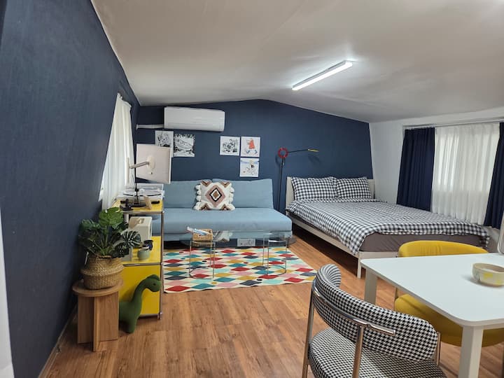 #5 홍대입구역 5분거리 노아의하우스!퀸베드,쇼파베드! 미드센츄리룸/짐보관가능!3인가능 - Seoul