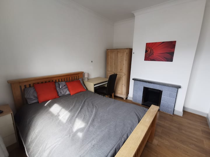 2 Bedroom Flat Next To University - Northampton