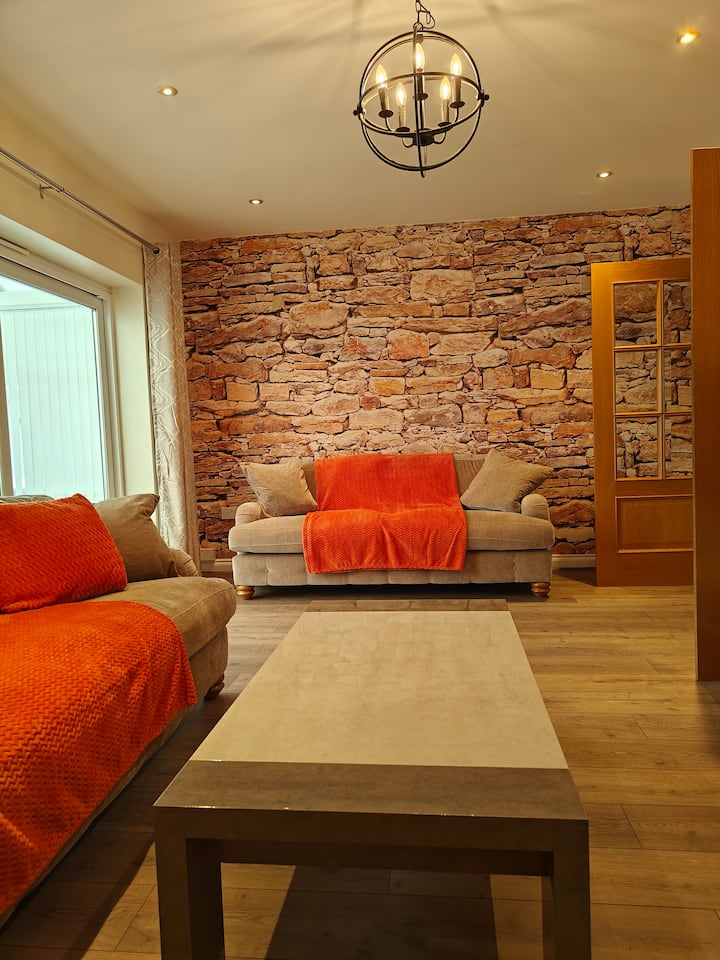 Unbeatable Location: 5-bed Home, Plenty Of Parking - Staffordshire