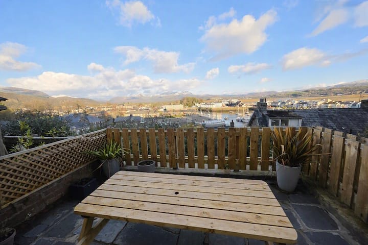 Porthmadog Harbour & Snowdonia Views, Sleeps 9 - Porthmadog
