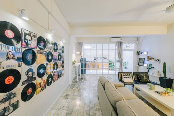 古城旁100sqm带院子两卧室独栋联排别墅/大客厅/餐厅/厨房可做饭/可月租/旅居/步行5m至古城 - Chiang Mai