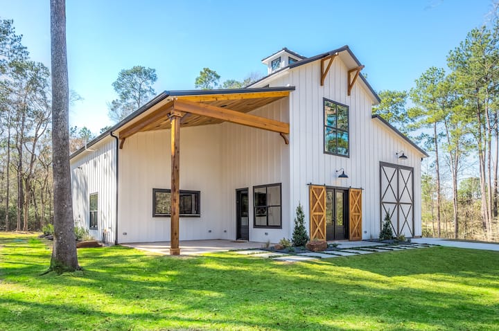 Rustic Barn Retreat - The Woodlands, TX