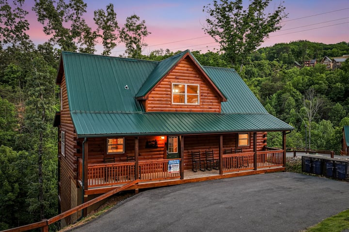 Hillbilly Hideaway *Located Close To The Island - Pigeon Forge, TN
