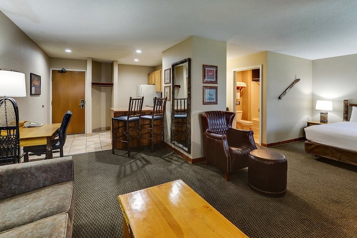 Rustic Peoria Retreat: Pools & Sunsets | 2 Units - Peoria, IL