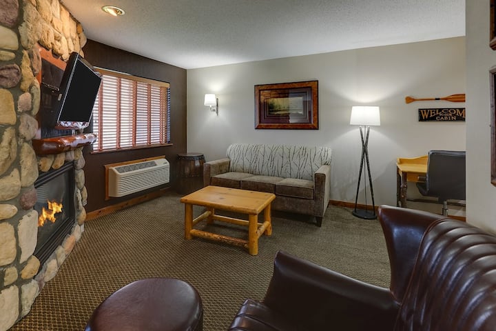 Theme Suite, Kitchenette, Stoney Creek | 2 Units - Peoria, IL
