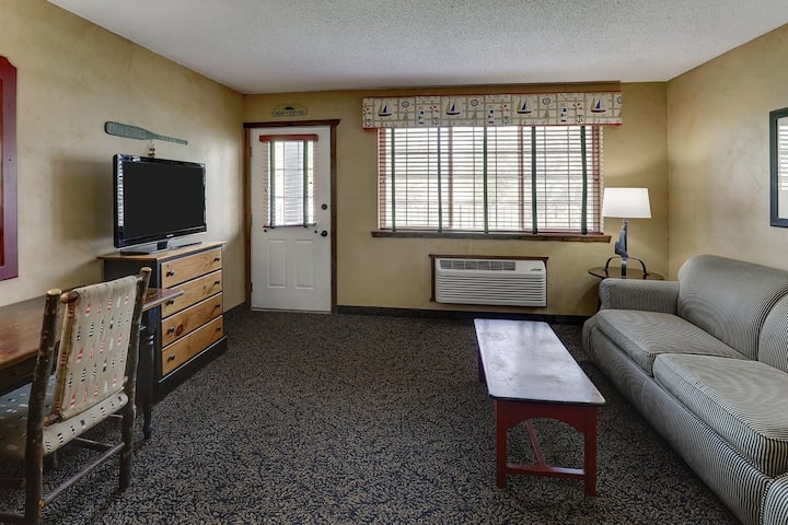 Elegant Lodgings: Free Hot Breakfast & River Views - Peoria, IL