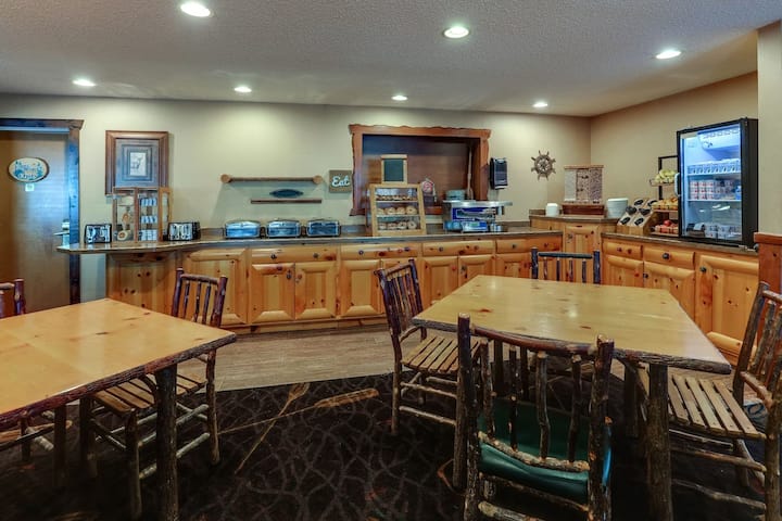 Deluxe King, Stoney Creek Peoria, Free Breakfast - Peoria, IL
