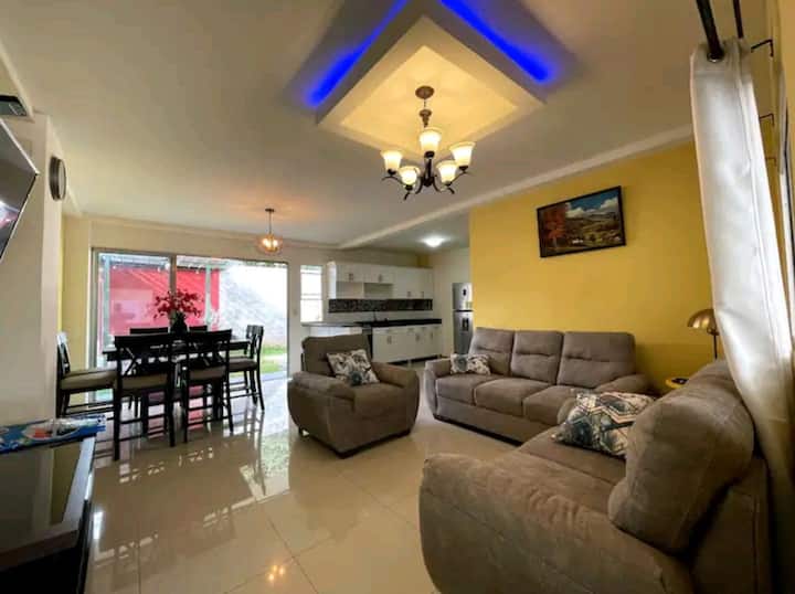 Casa Moderna, Acogedora Y Bien Ubicada - Santa Ana