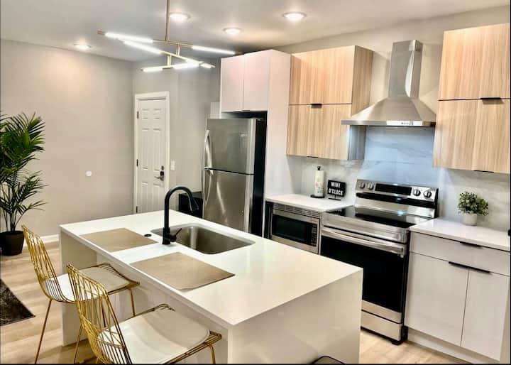 2 Bedroom, 1 Block Beach, Kitchen,livingroom. #3 - Atlantic City, NJ