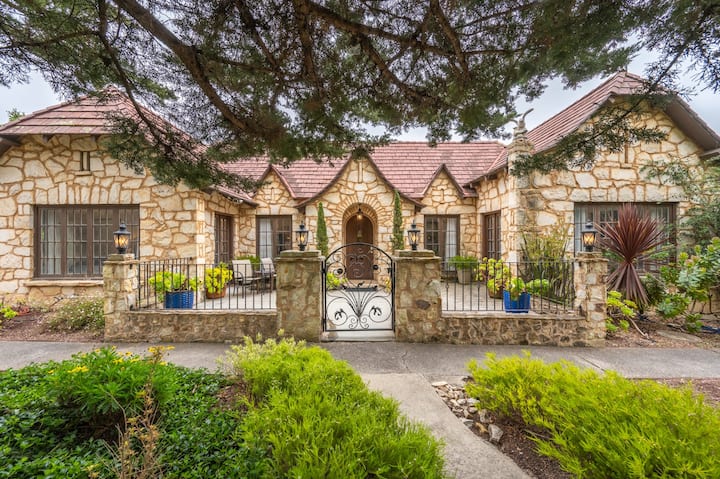 Charming Carmel Historic Home, Walk 2 Downtown. - Monterrey, CA