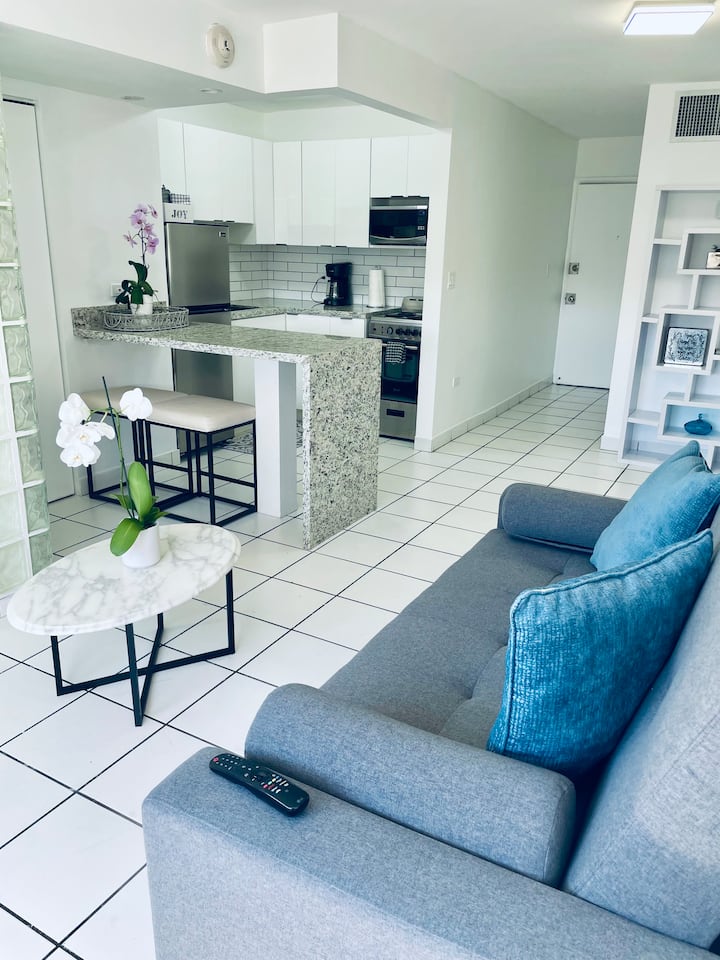 Perfect Beach Pad, Pool/gym/parking & Full Kitchen - Miami Beach, FL