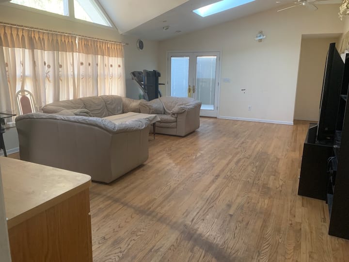 Cool Room In West Haven - New Haven, CT