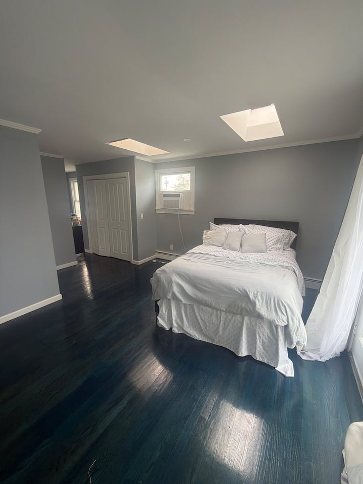 Serene Bedroom Retreat With Skylights - Medford, NY