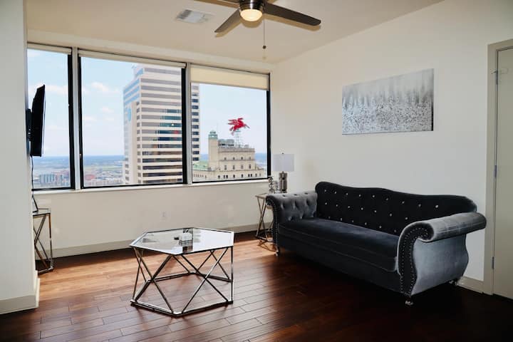 Luxx 1br | City View | Parking Included - Dallas