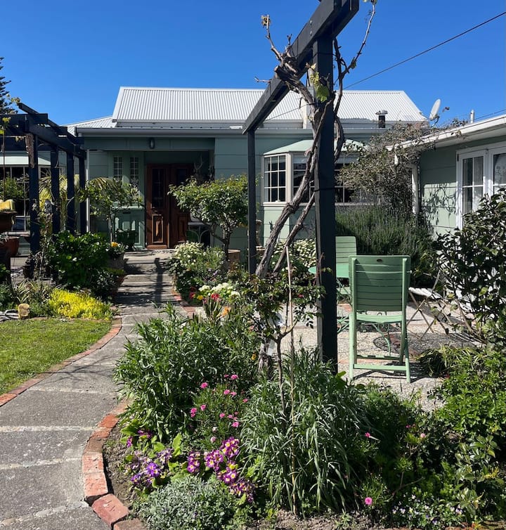 Haumoana Beachfront Cottage - Havelock North
