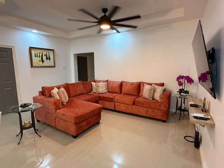 Cozy & Modern Urban Haven | Spacious 2br/2.5ba - Kingston