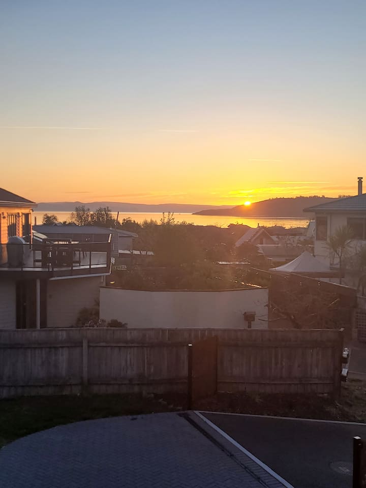 Modern Retreat By The Lake - Taupō