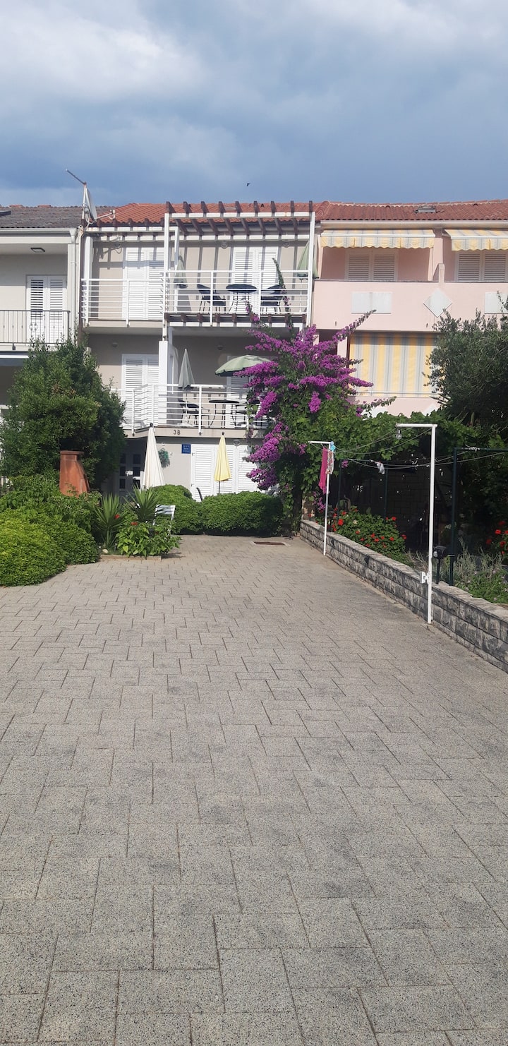 Novalja Kuća S 3 Apartmana - 2. Kat Za 4 Osobe - Novalja