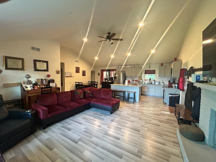 Home Away From Home. Sleeps 12. - Mount Washington, KY