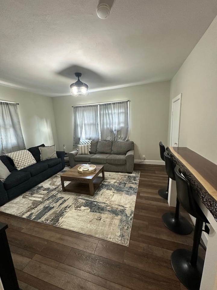 Charming 4br Apt - Homer