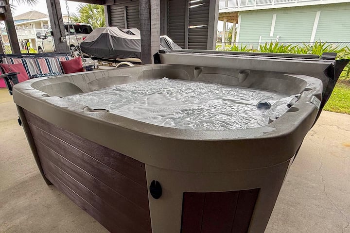 Retreat W/ Hot Tub & Fenced Yard: Walk To Beach - Crystal Beach, TX