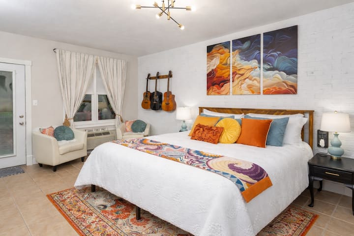 Gypsy Essence | Walk To Town | Free Parking - Eureka Springs, AR