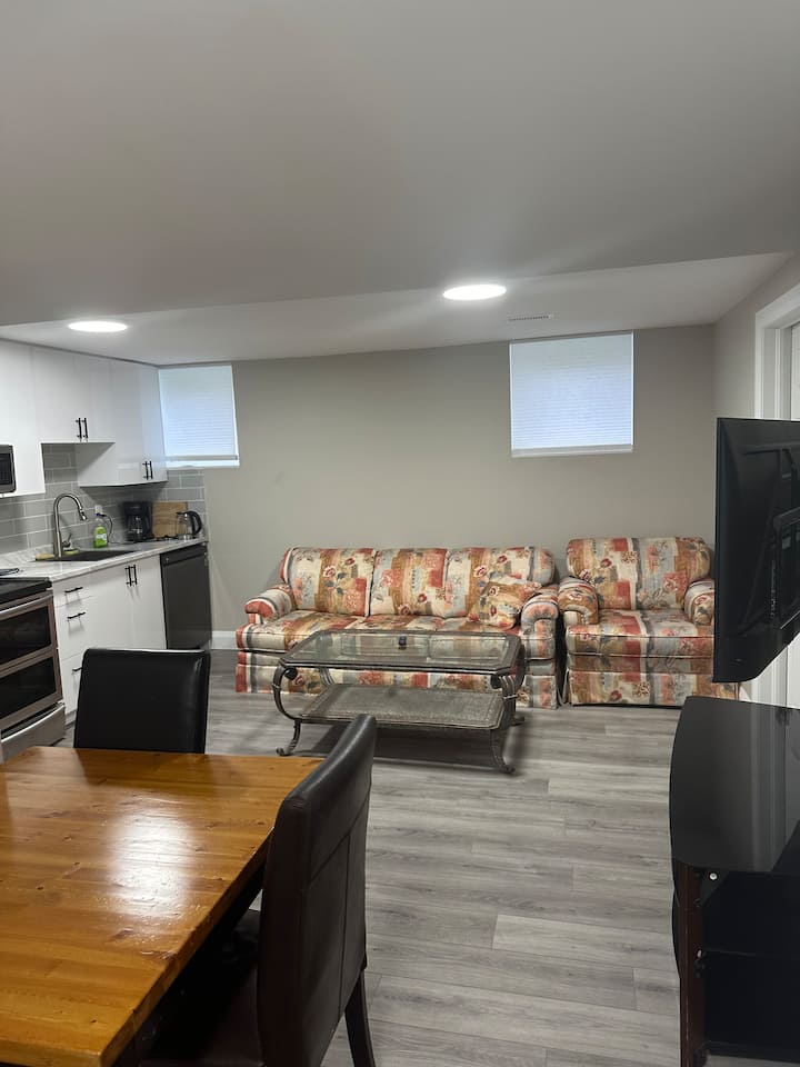 Entire 2 Bedroom Basement Apartment - Kanata