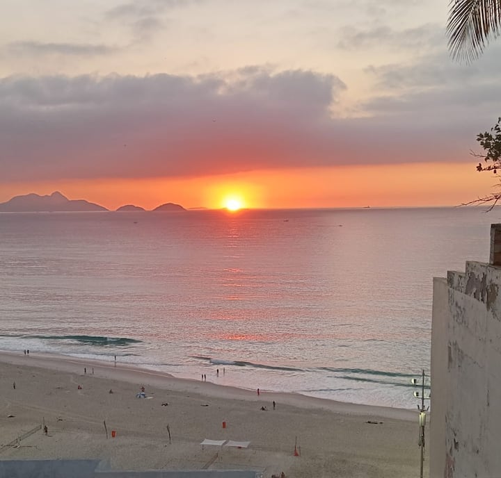 Vista Da Praia E Do Nascer Do Sol De Copacabana - Brazil
