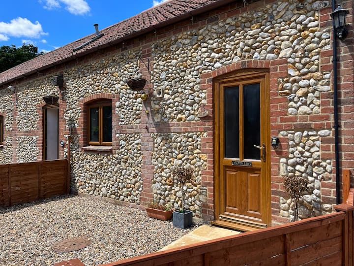 Quirky Upside Down-3 Bed Cottage With Lazy Spa - Dereham