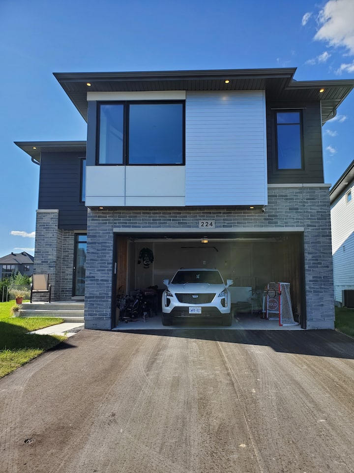 New Spacious Home Steps From Tanger Outlet, Ctc! - Kanata