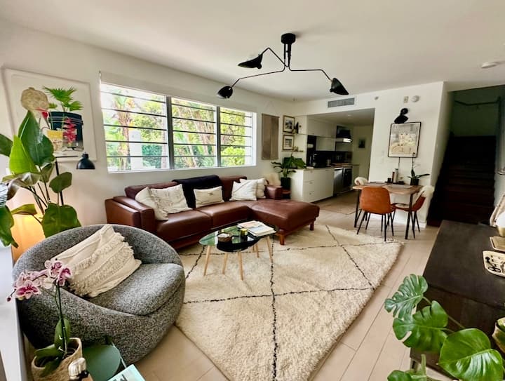 South Beach Townhouse | Parking + Beach Setup - Miami Beach, FL