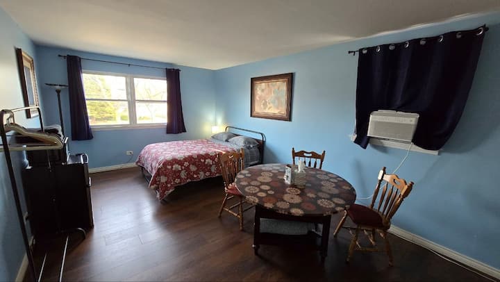 S2 Private Studio In The House. 15min To O'hare - Des Plaines
