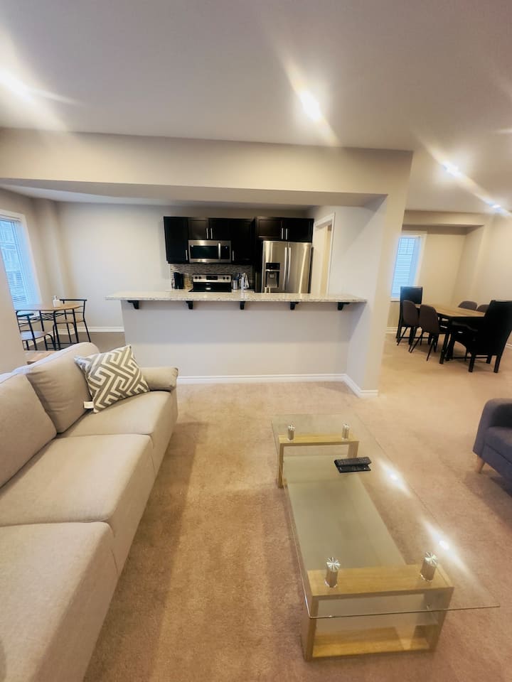 Stunning 3 Bedroom Home - Kanata