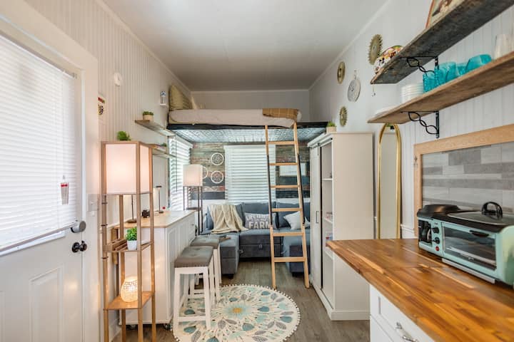 The Tiny House At "The Farm" Covered Porch+bbq - Tennessee Renaissance Festival