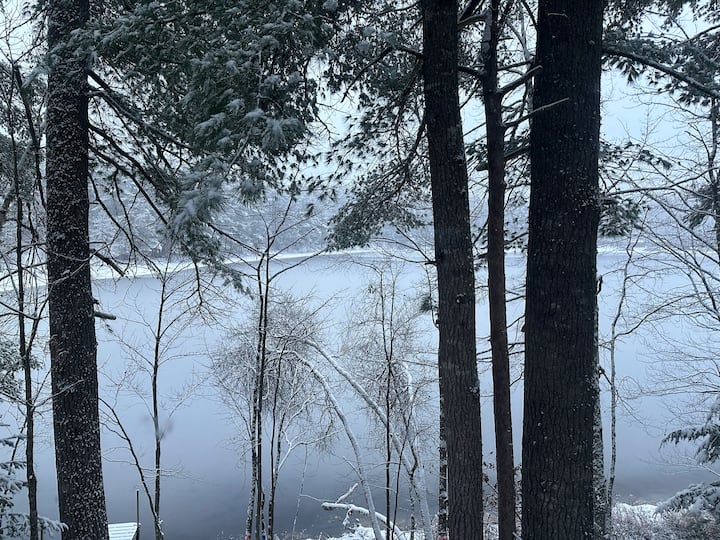 Winter Adventure Lodge + Cozy Waterfront Escape - 노르웨이