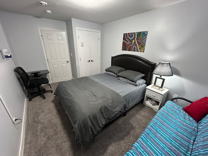 1 Bedroom Independent Basement Suite - 새스커툰