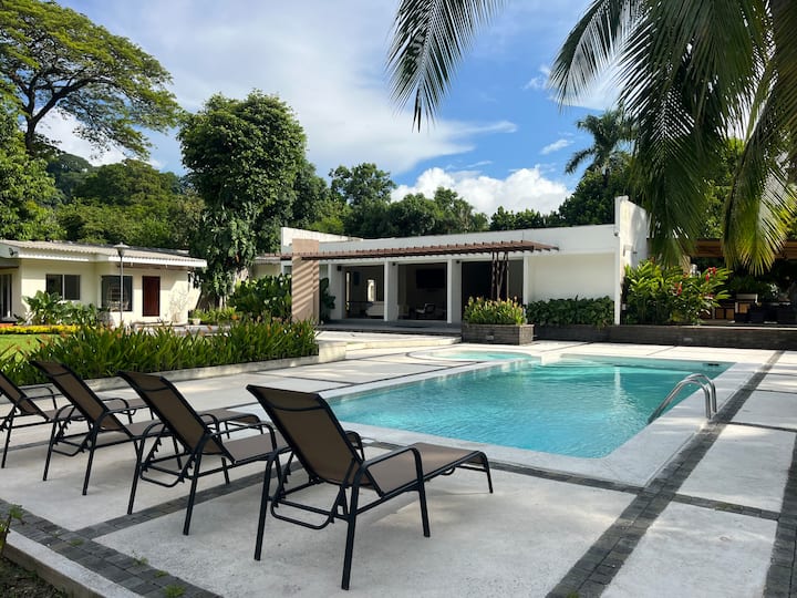 Un Refugio De Belleza En El Lago De Ilopango - El Salvador