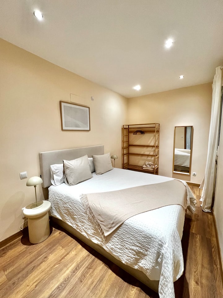 Cozy And Centrally Located | 2 Br | Private Patio - Madrid