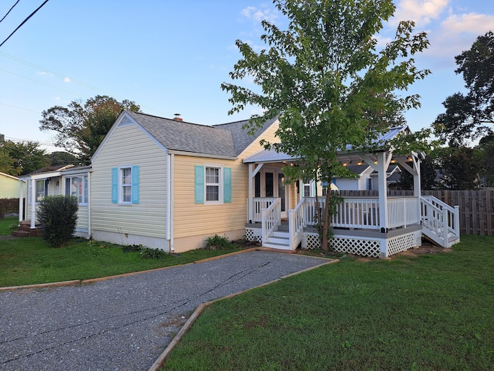 Osprey Oasis: Charming Cottage 3 Blocks From Beach - Colonial Beach, VA