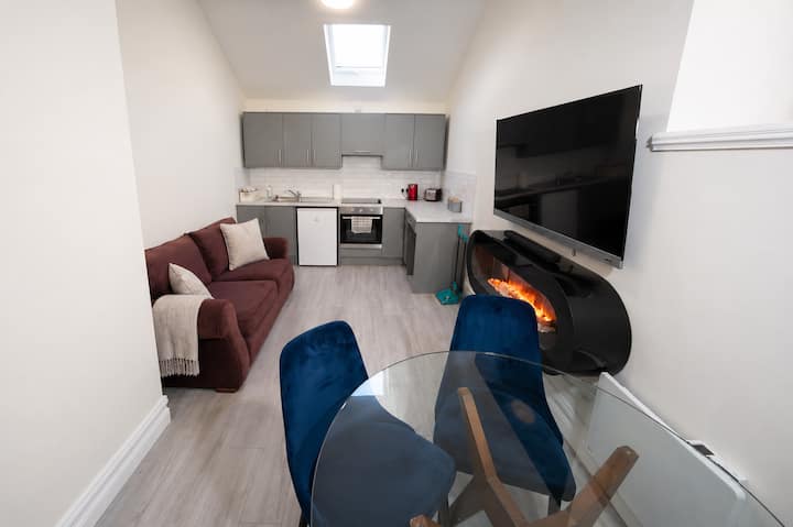 Modern Central Apartment | Steps To The Waterfront - Midleton