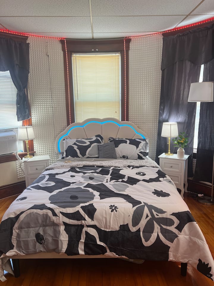 Cozy Couples-friendly Room - Worcester, MA