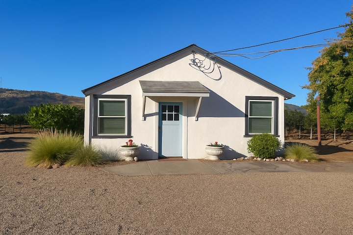 Downtown St. Helena Vineyard Cottage - St. Helena, CA