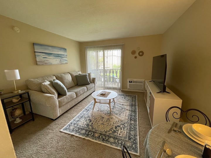 Monthly Rates Avail. Comfy 1br W/ Balcony & Gym - Kokomo, IN