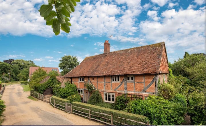 16th Century Listed Artists Farmhouse - Dorking