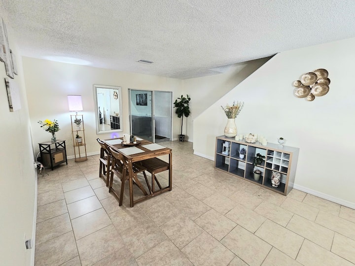 Charming New 2brm 3bth Townhome. - Keystone, FL