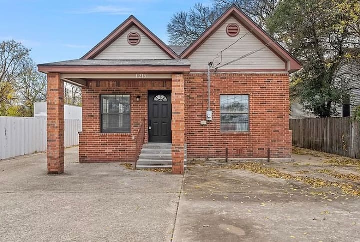 Charming Farmhouse Near Silo's - Waco, TX