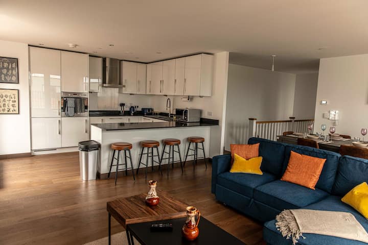 Maidstone 3 Bedroom Penthouse,pool Table & Parking - Maidstone
