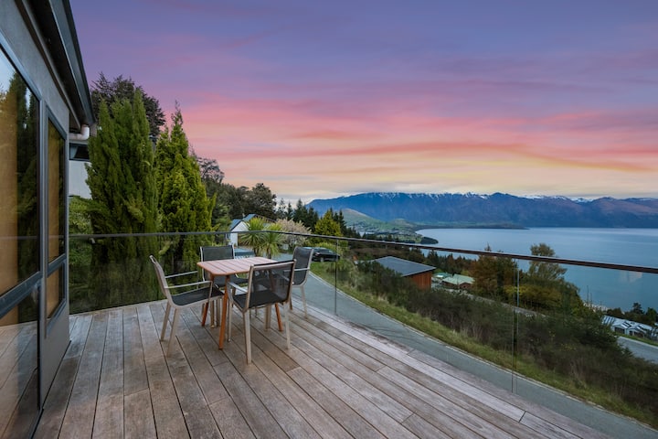 Māhutonga: Spectacular Views & Hot Tub - Queenstown