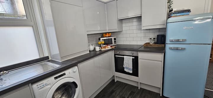 Spacious 2 Bed Flat | Central - Home Park