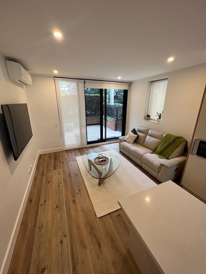 Ground Lvl Street Access 1b - Kingswood